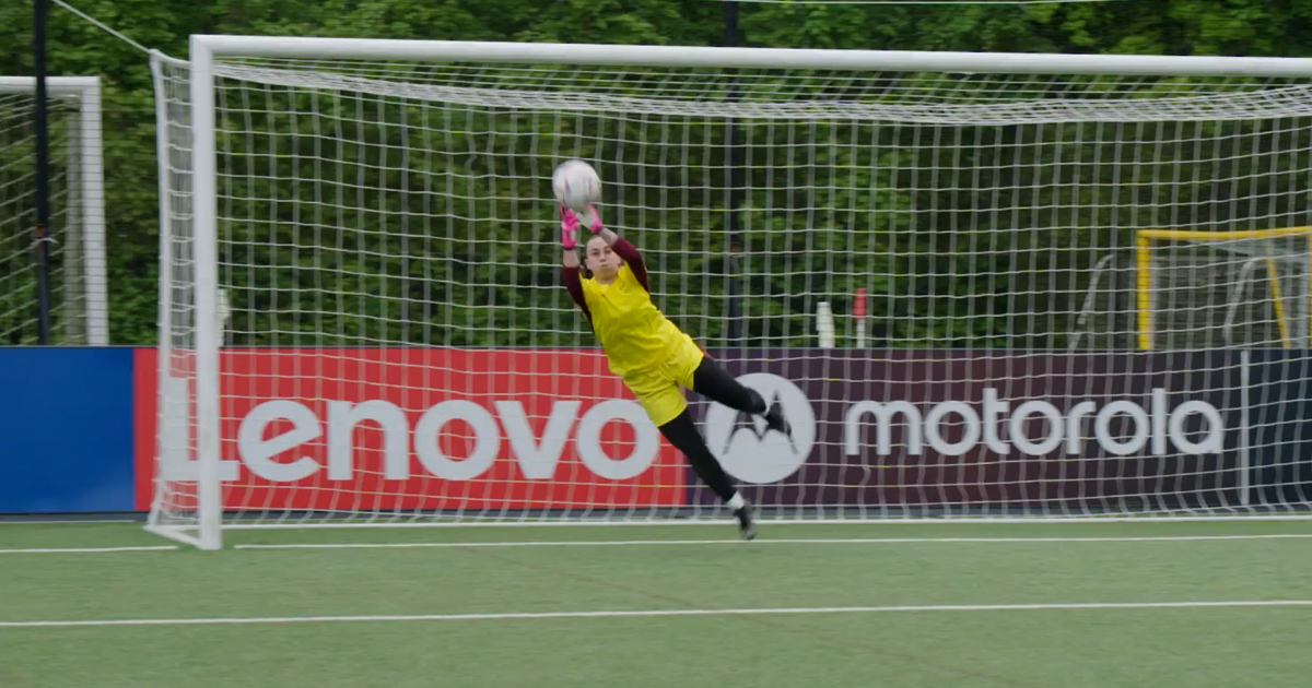Learning to dive at mid-height - FIFA Training Centre