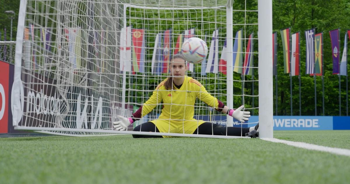Learning to execute an X-block in a 1-on-1 - FIFA Training Centre