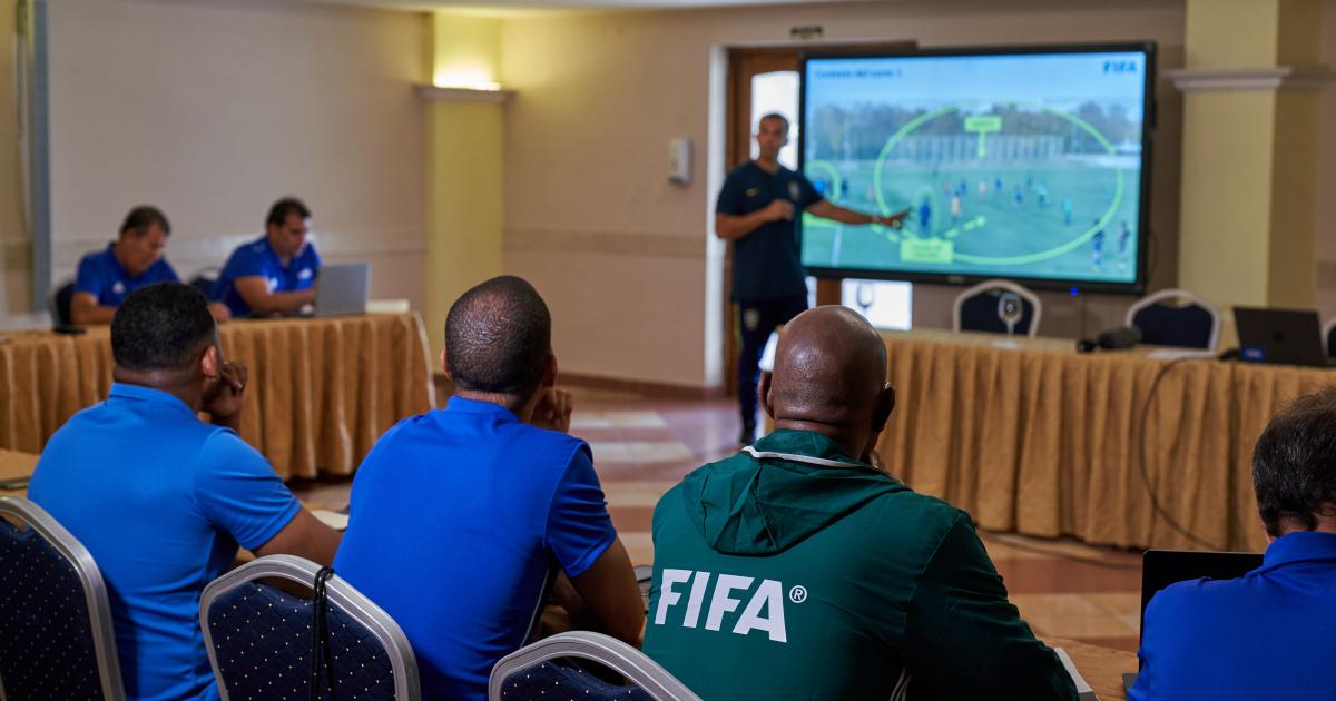 Descubre y aprende con los profesionales del fútbol más brillantes del ...