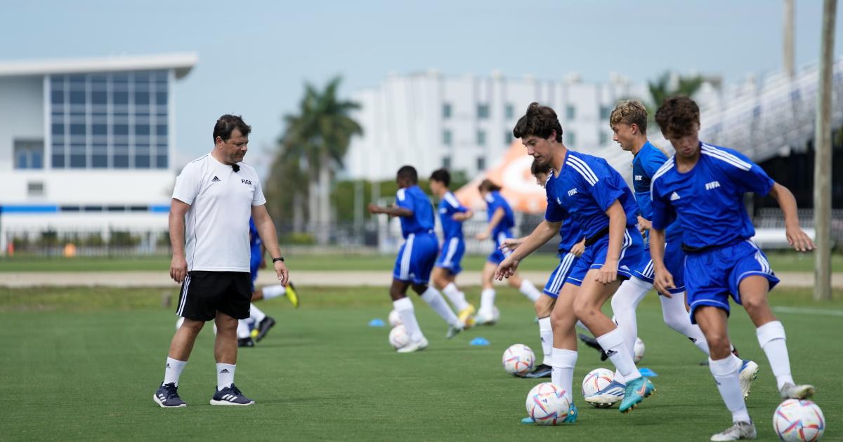 53) Mauricio Marques: Manejo y control del balón - FIFA Training Centre