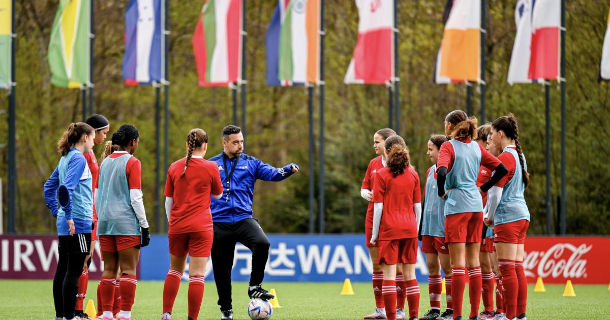 43) Breaking lines - FIFA Training Centre