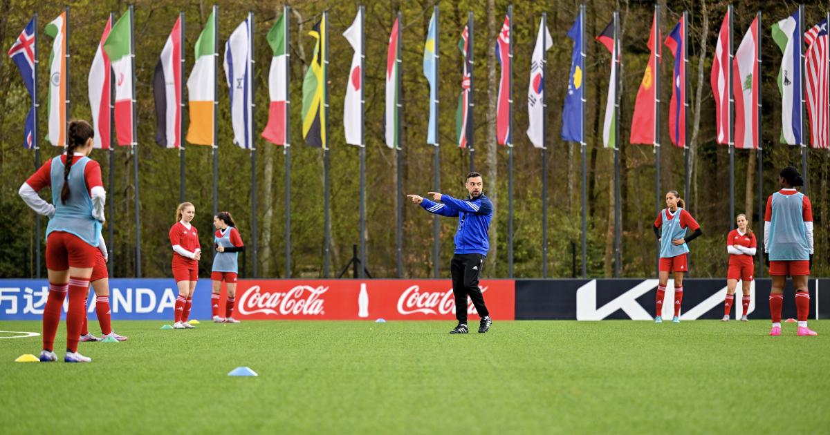 54) Creating chances and finishing (Urias) - FIFA Training Centre