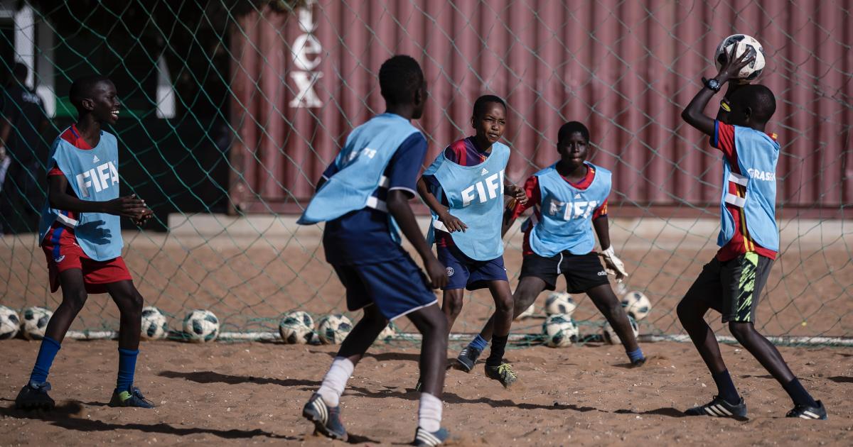 #106 Pass and offer, pass and move - FIFA Training Centre