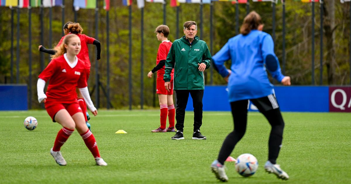 38) S'orienter et utiliser les espaces dans l'axe - FIFA Training Centre