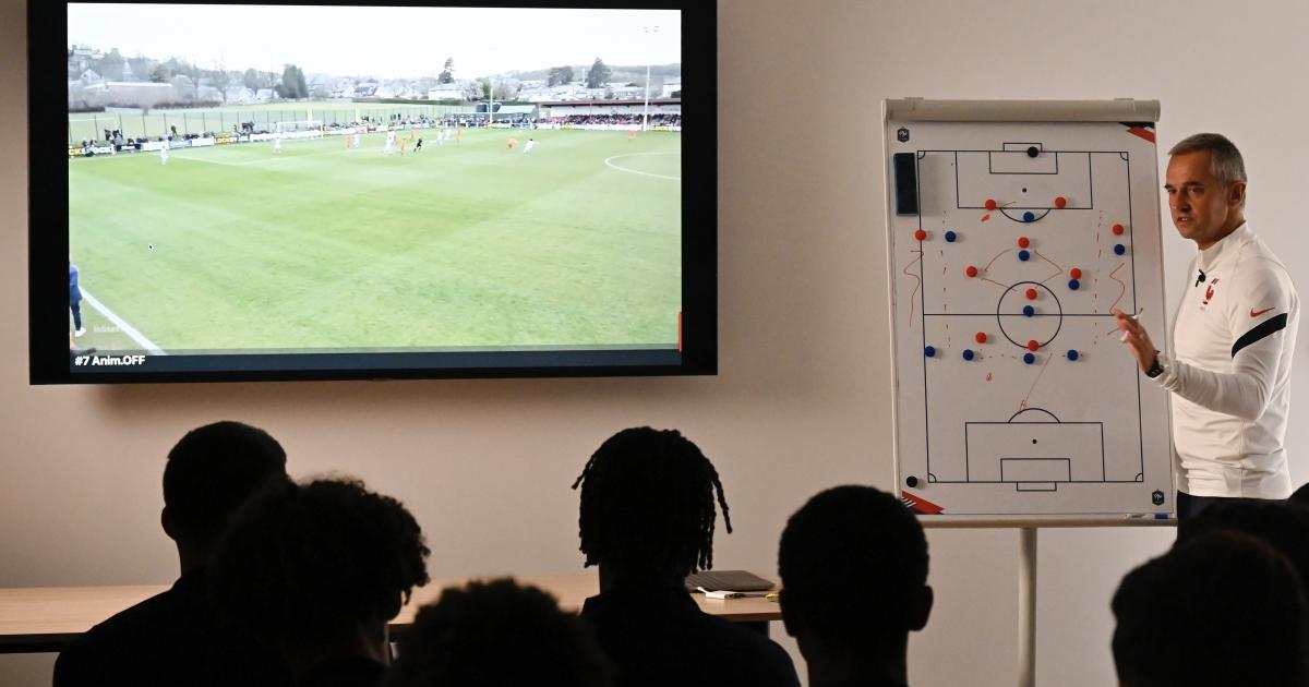 Team meeting 2: Offensive organisation - FIFA Training Centre