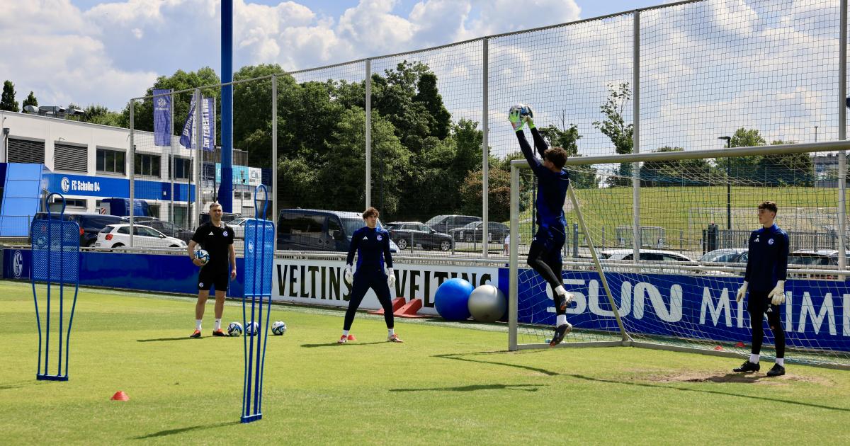 Schalke goalkeeper session 1: Individual goalkeeper training for ...