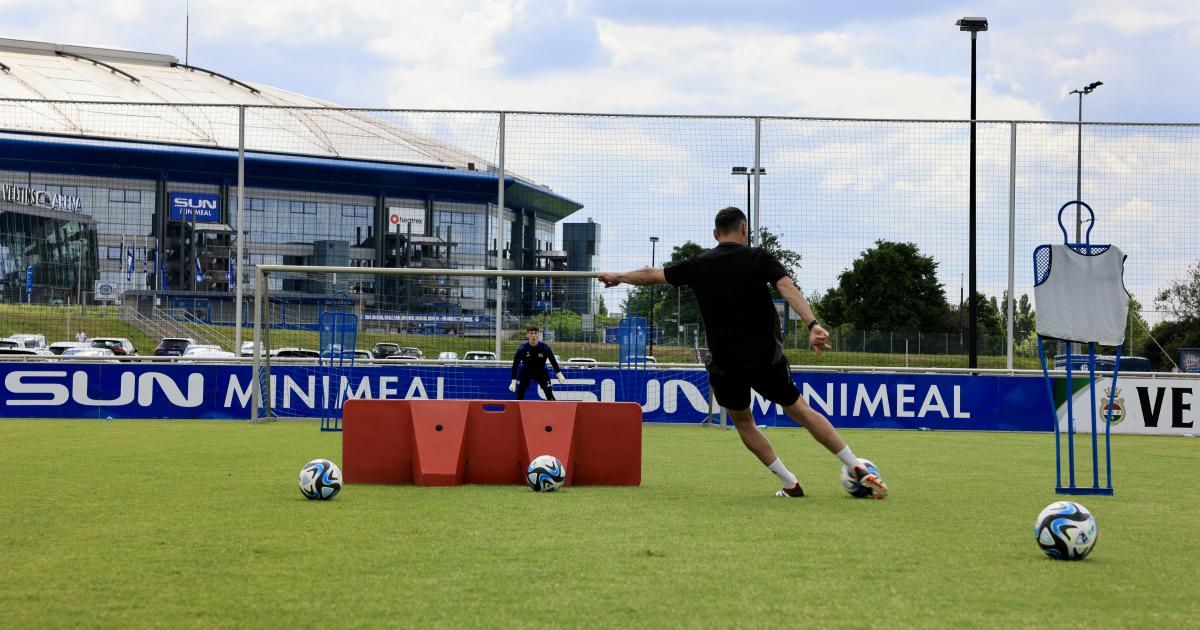 Team exercises for counter-attacking after a corner - FIFA Training Centre