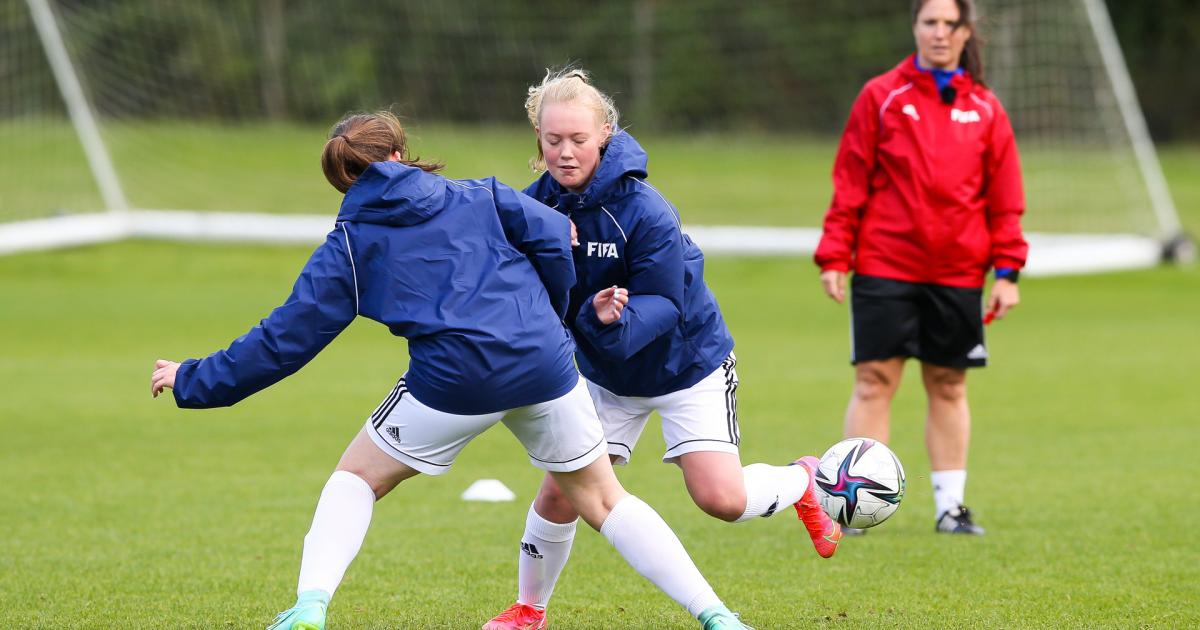 04) Jugando en zonas centrales (Smith) - FIFA Training Centre