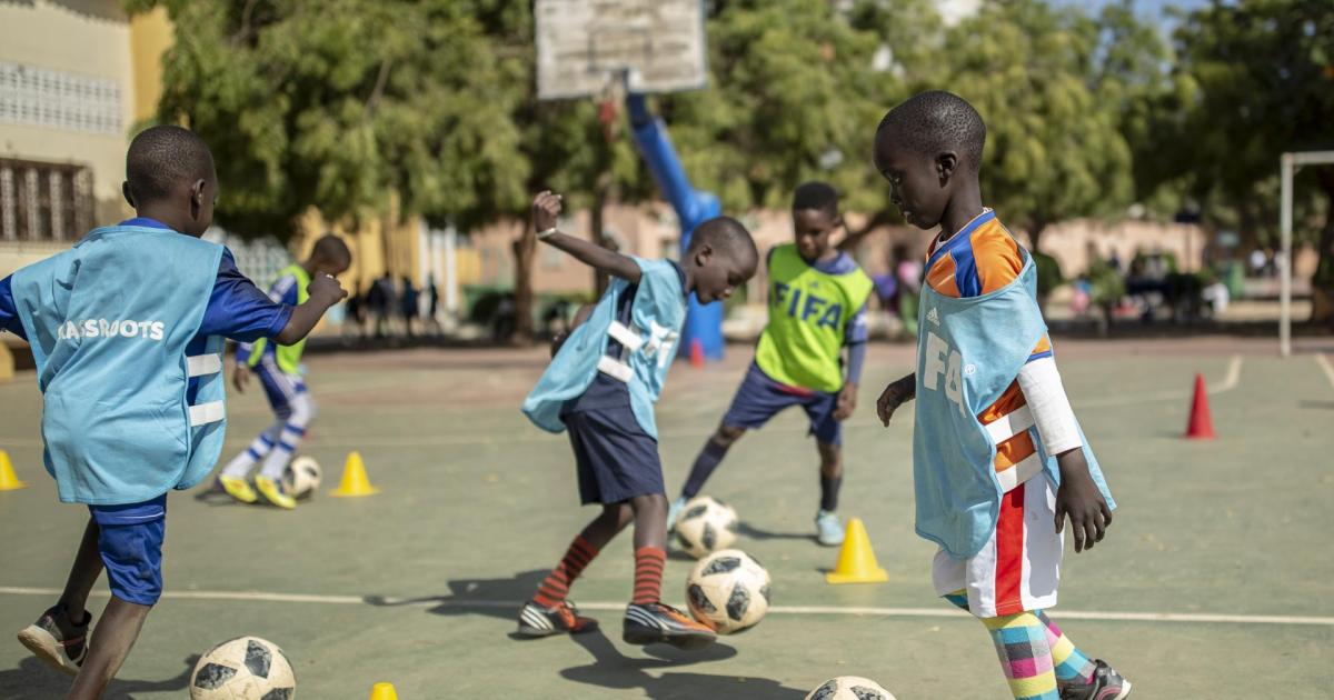 Ages 8-12: Focusing on technical skills in unopposed warm-ups - FIFA ...