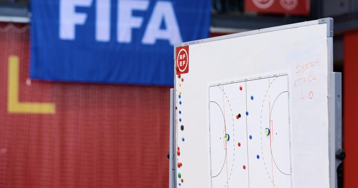 #11 Playing through the thirds - FIFA Training Centre