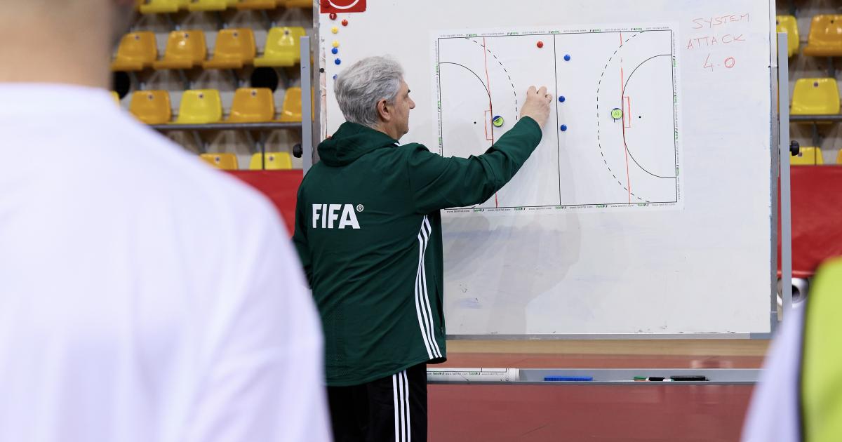 4-0 system: Creating space in behind - FIFA Training Centre