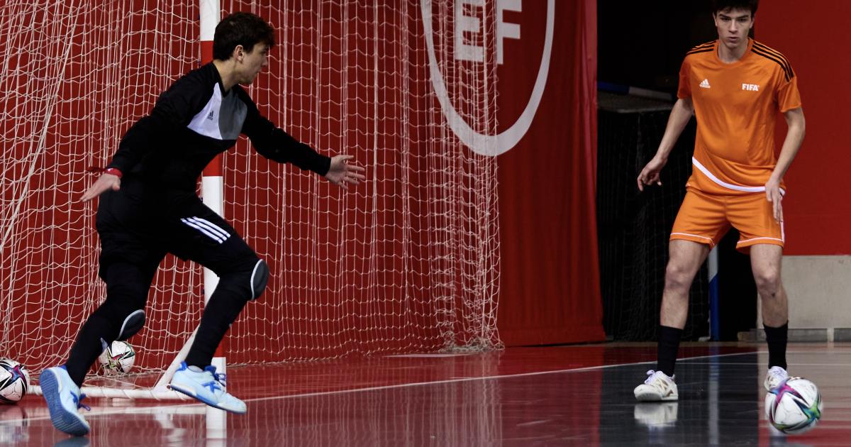 Throw-outs and 1v1s from out wide - FIFA Training Centre