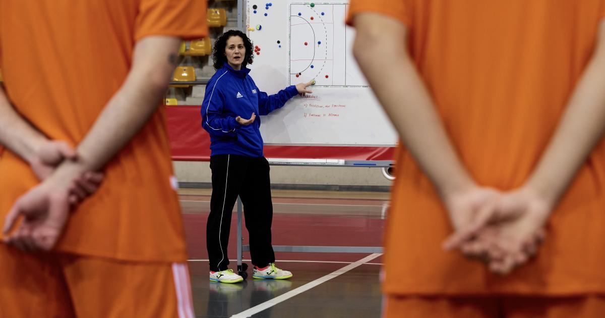 #20 Passing and directional play - FIFA Training Centre