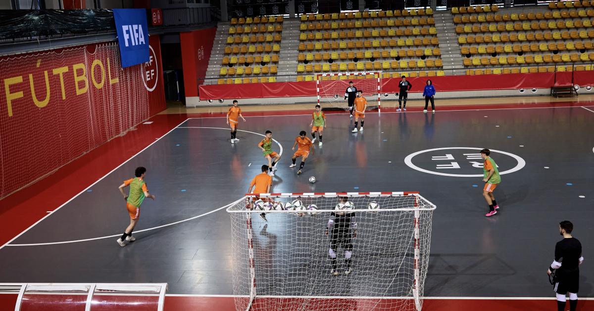 #05 Running with the ball with awareness and speed - FIFA Training Centre