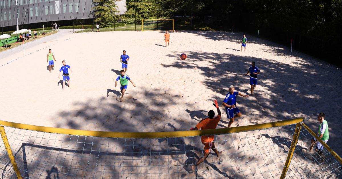 35) Creating space to receive - FIFA Training Centre