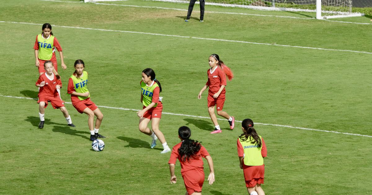 15-1 6v6 plus 2 team game: Transitioning through the wings - FIFA Training Centre