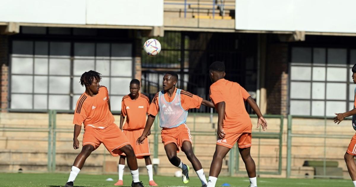 3-04-5b Partido reducido de 3 contra 3 más 1: apoyarse en un jugador ...