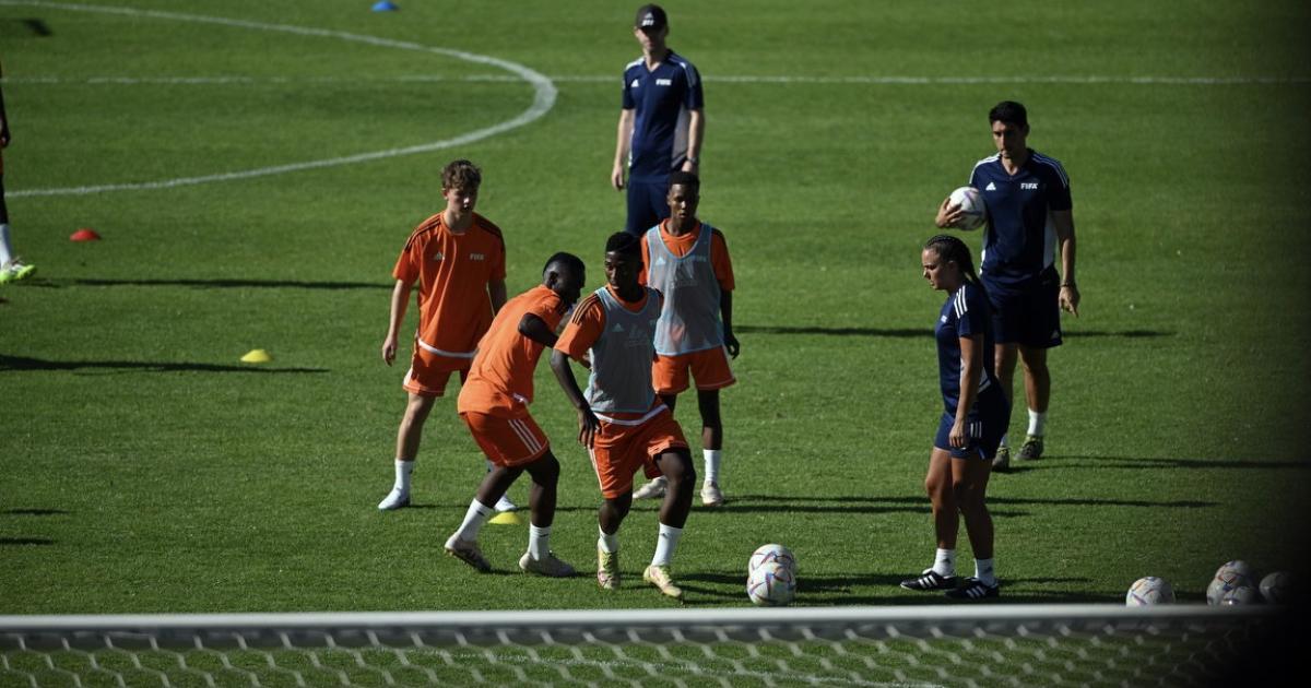 2-03-3 3v2 Attack v. defence: Exploiting the overload - FIFA Training ...