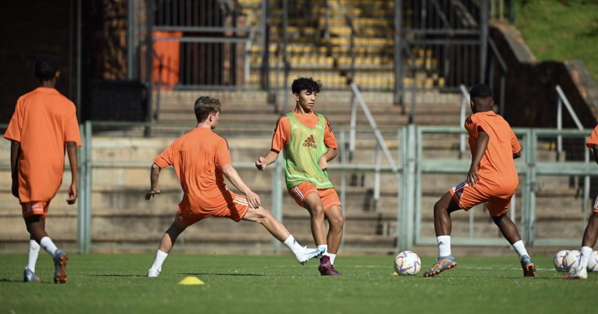 3-04-2 8v8 possession game: Progressing play through the middle - FIFA ...