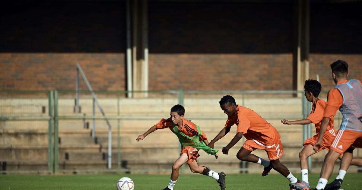 06-2 5v5 plus 3 small-sided game: Breaking the press and playing in ...