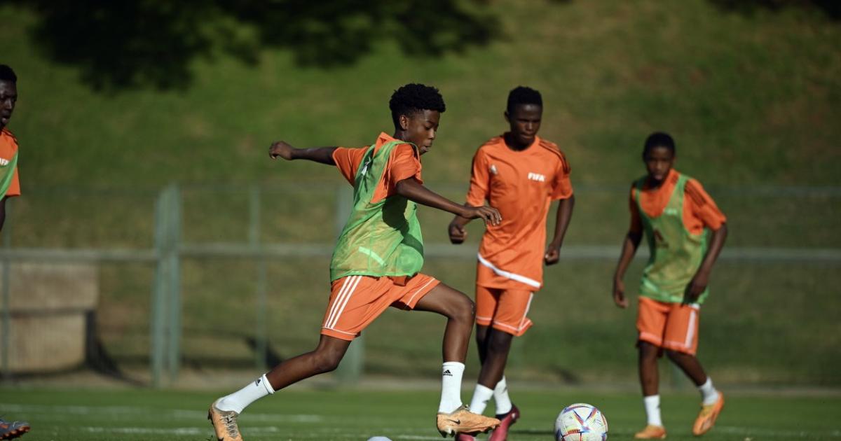 3-05-6 1v1 finishing: Beating the defender and scoring - FIFA Training ...