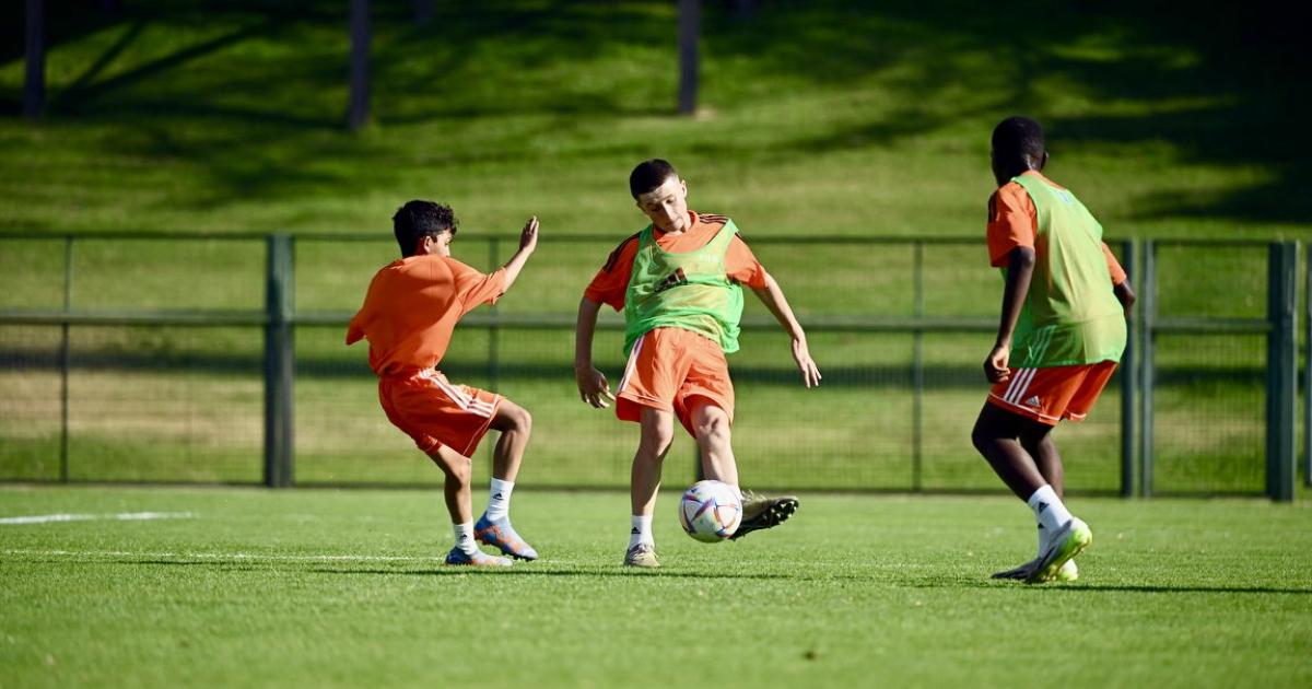 3-05-7 5v4 attack v. defence: Playing out from the back - FIFA Training ...