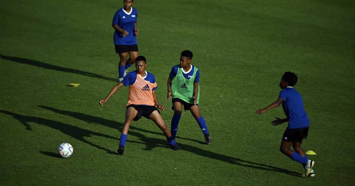 1.5 8v8 plus 1 team game: Build and progress against a high block ...