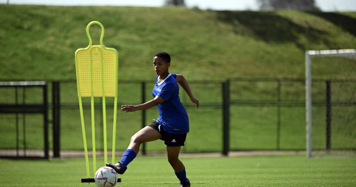 1.1 Passing circuit: Receiving between the lines - FIFA Training Centre
