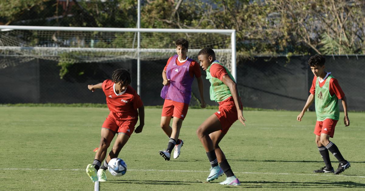 12-4 2v2 plus 2 small-sided game: Two players pressing in coordination ...