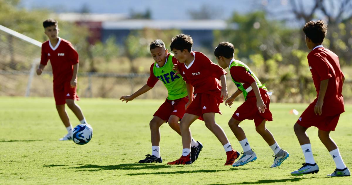 12-8 8v7 team game: Compact defending - FIFA Training Centre