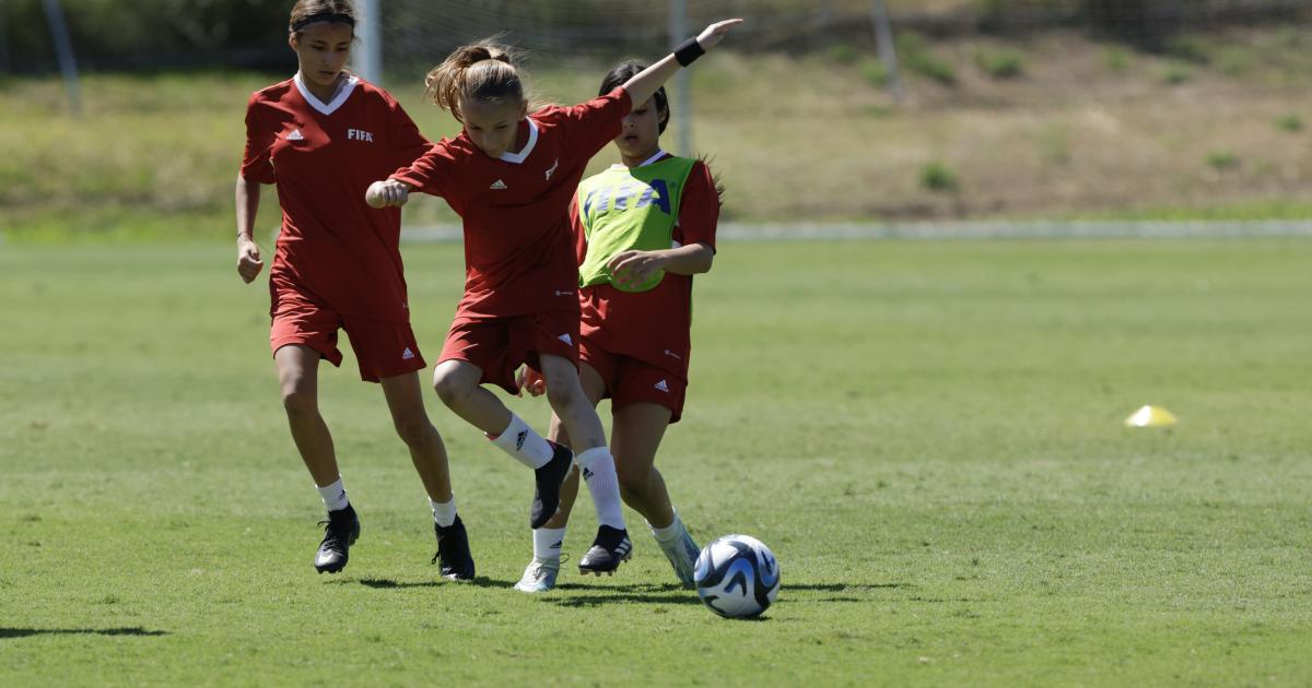 13-2 1v2 Attack v. Defence: Defending outnumbered - FIFA Training Centre