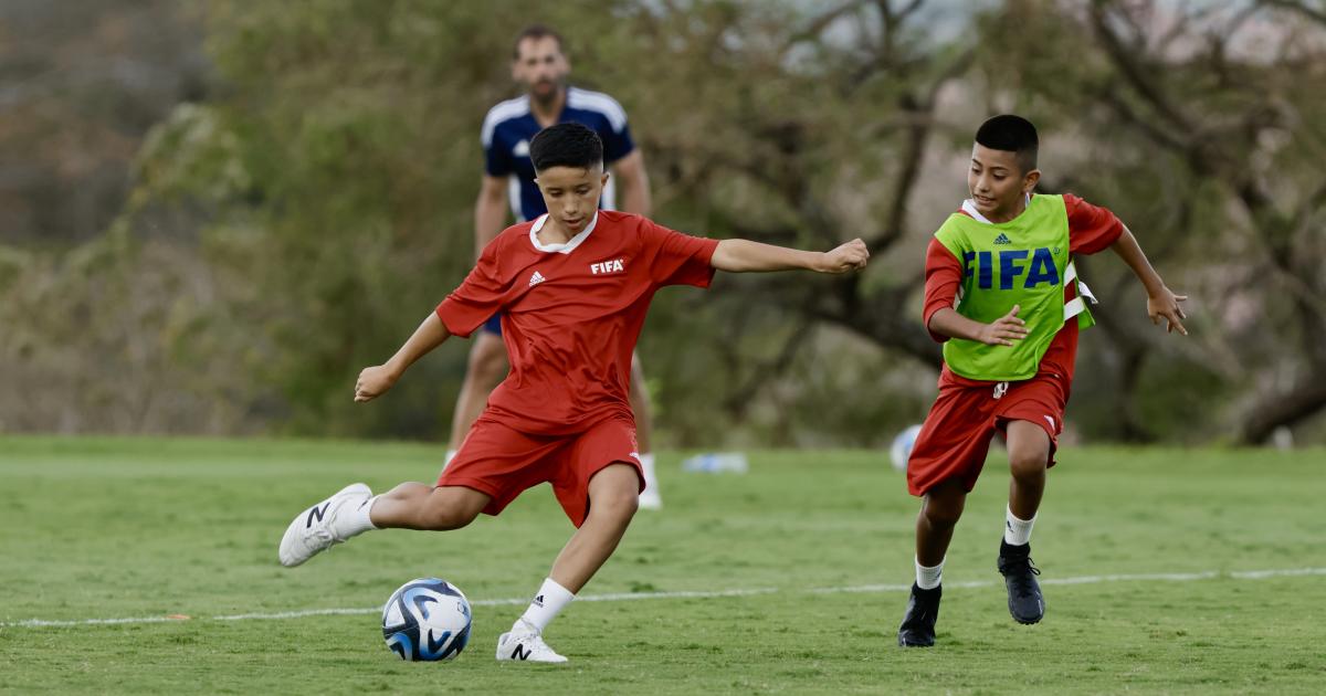 14-4 5v5 attack v. defence: Breaking through the press to finish - FIFA ...