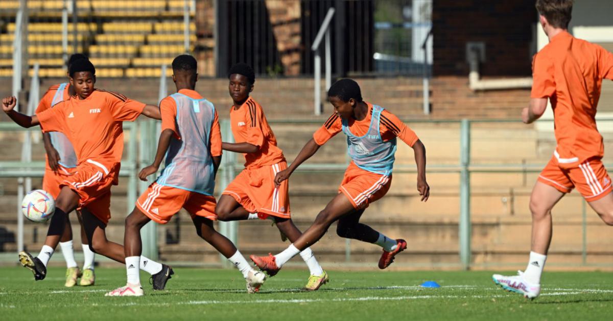 3-04-1 8v8 attack v. defence: Pressing the goal kick - FIFA Training Centre
