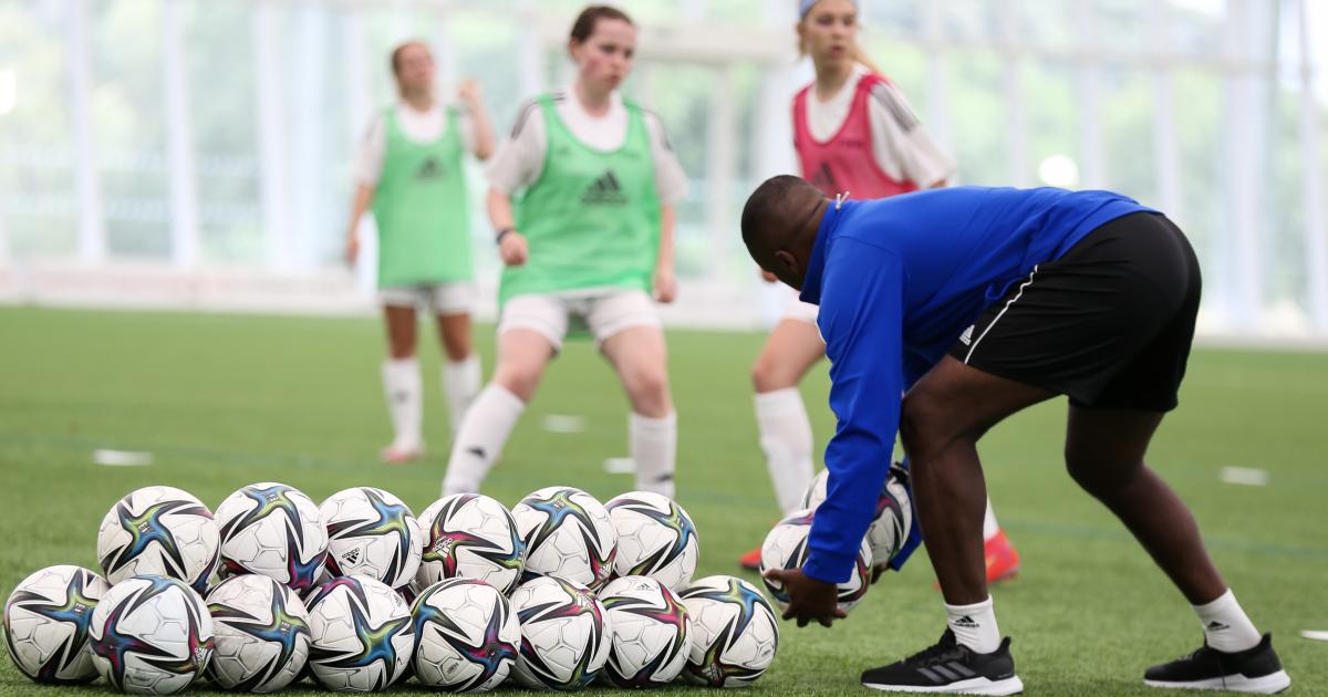 News: New session plans available - focus on in possession - FIFA ...