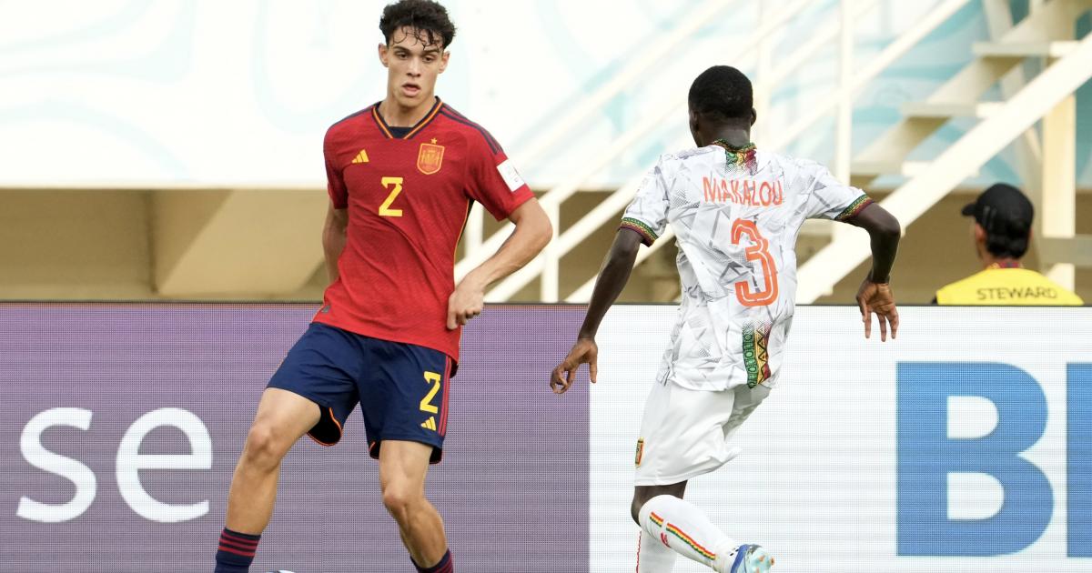Offering in behind from the full-back position - FIFA Training Centre