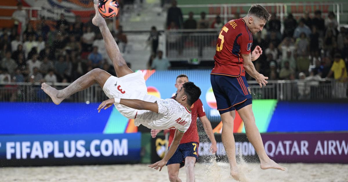World-class bicycle kicks at the Beach Soccer World Cup - FIFA Training ...