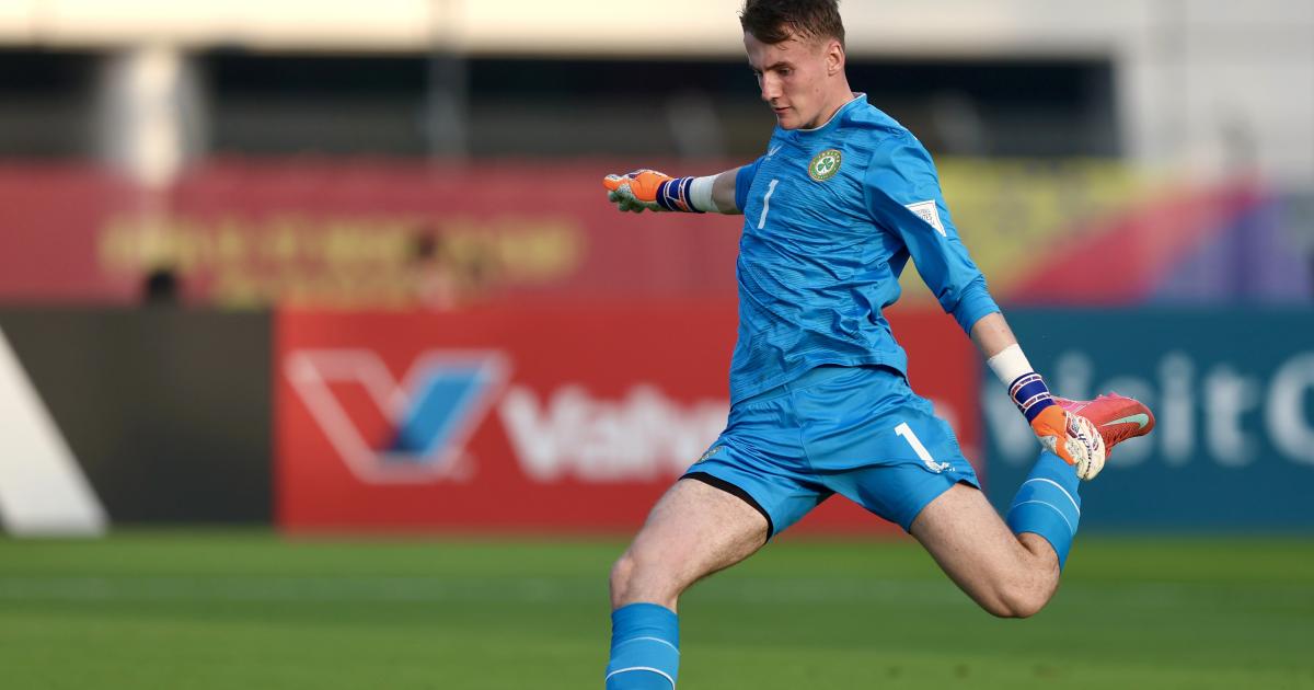Short goal kicks by outfielders and long passes - FIFA Training Centre
