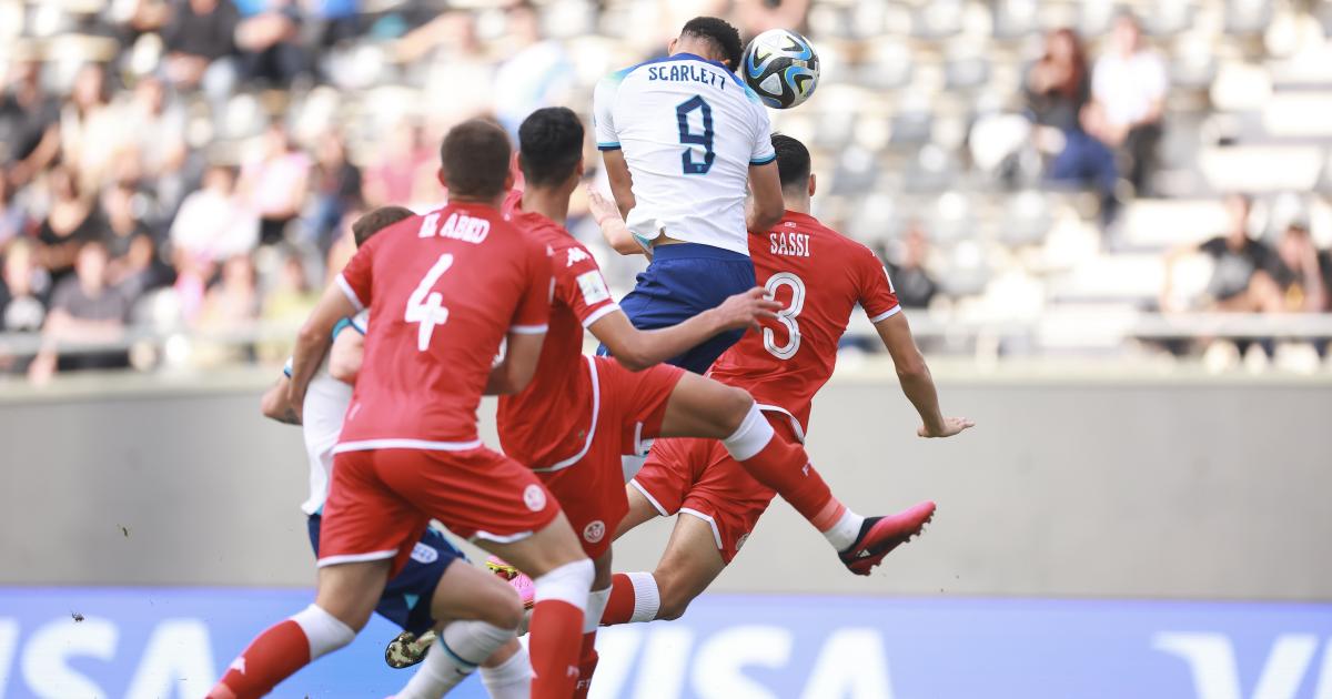 Centre-forwards heading attacks - FIFA Training Centre