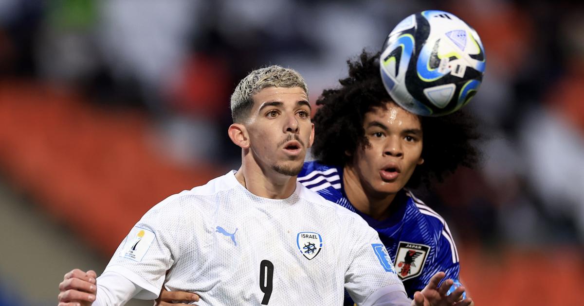 Centre-forwards linking attacks - FIFA Training Centre