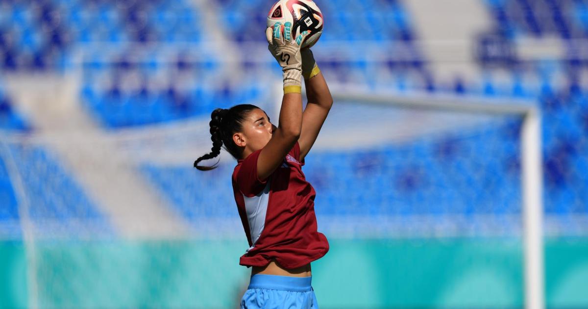 Goalkeeping: Dealing with crosses from corners - FIFA Training Centre
